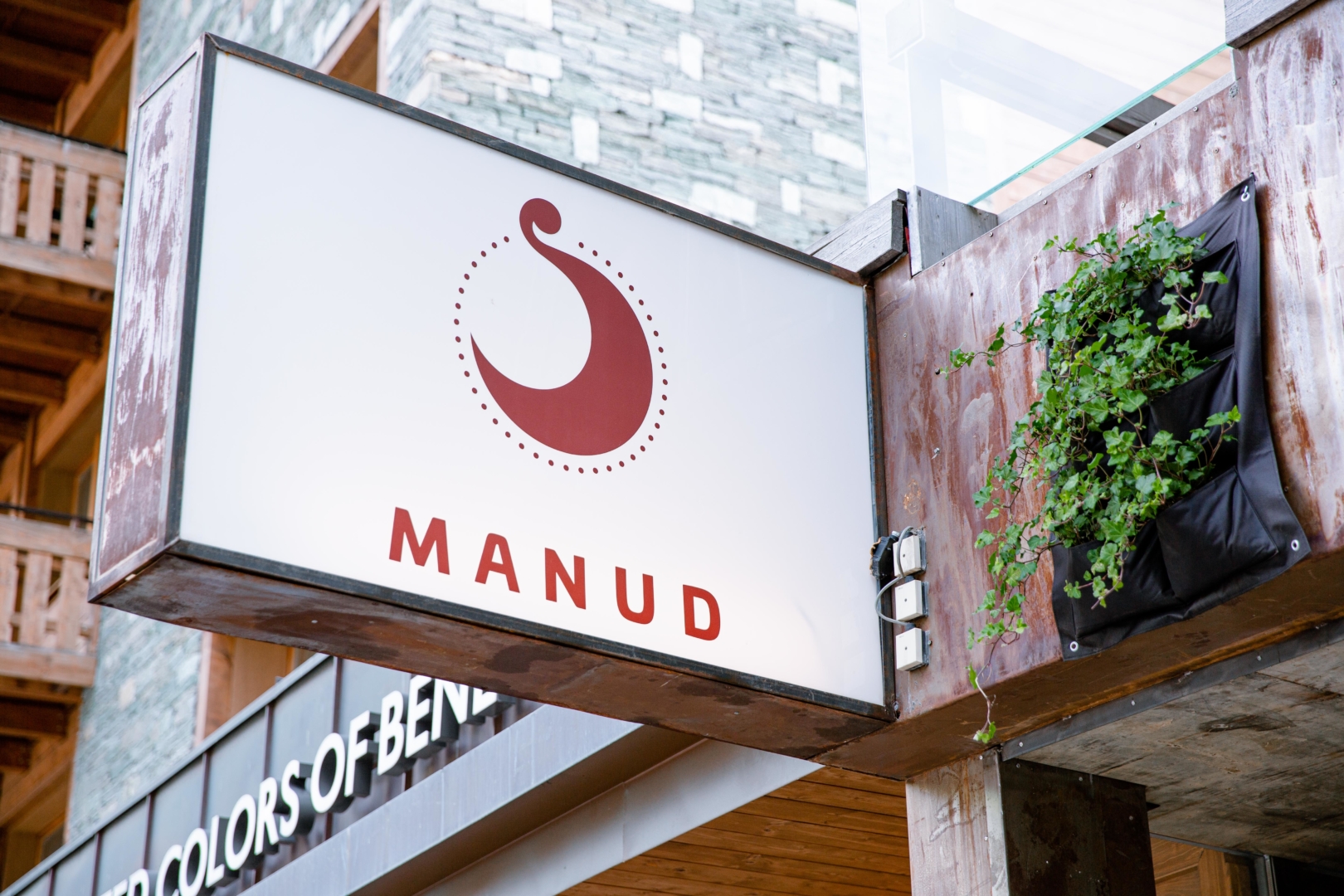 Kontakt - Restaurant / Bar Manud